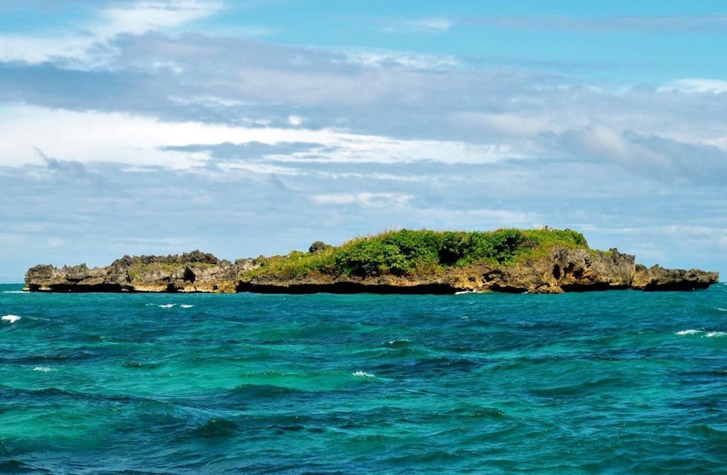 12 Cool Naturally-Shaped Islands Around the World