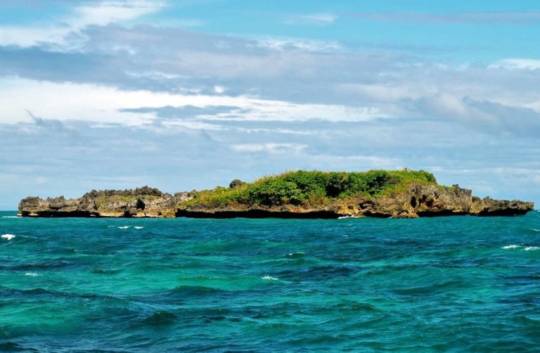 12 Cool Naturally-Shaped Islands Around the World