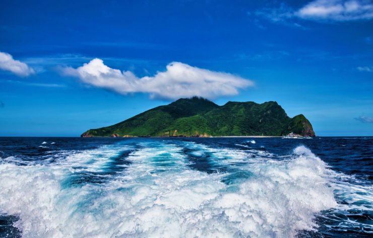 12 Cool Naturally-Shaped Islands Around the World