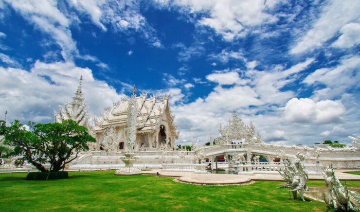 Visit the Beautiful and Bizzare Wat Rong Khun in Thailand